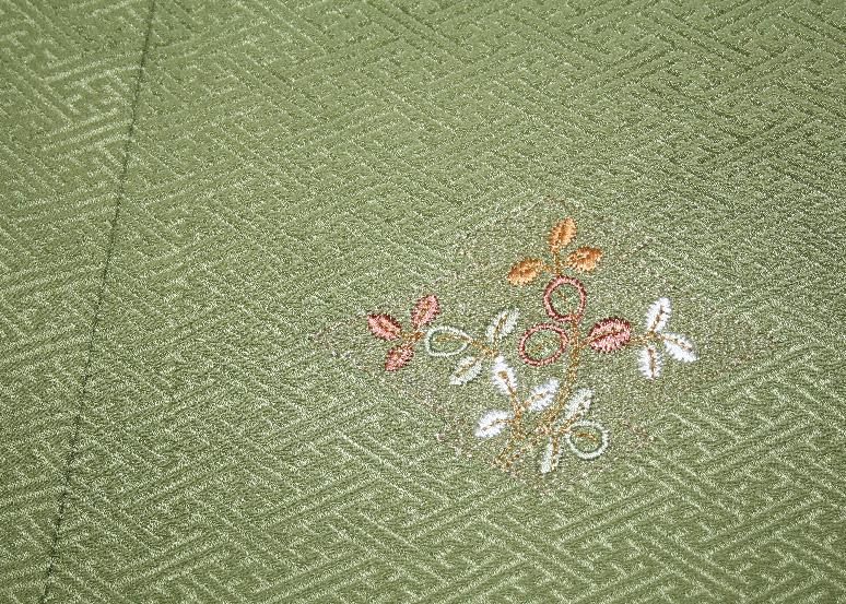 松葉色・松皮菱柄刺繍付け下げ着物(肩裄が長め) - リサイクル 松葉色・松皮菱柄刺繍付け下げ着物(肩裄が長め) - リサイクル